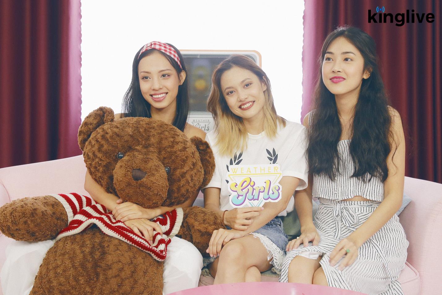 Fung La bất ngờ rơi nước mắt trên sóng livestream