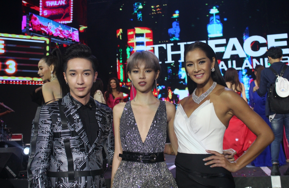 Quán quân "The Face Thailand 2017" ôm chặt và tiết lộ rất thích Phí ...