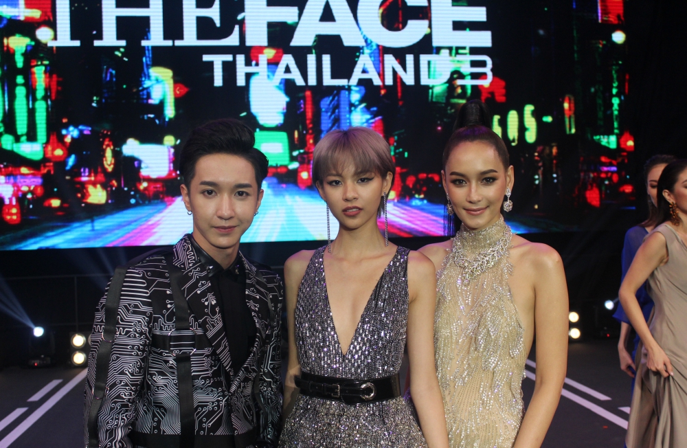 Quán quân "The Face Thailand 2017" ôm chặt và tiết lộ rất thích Phí ...