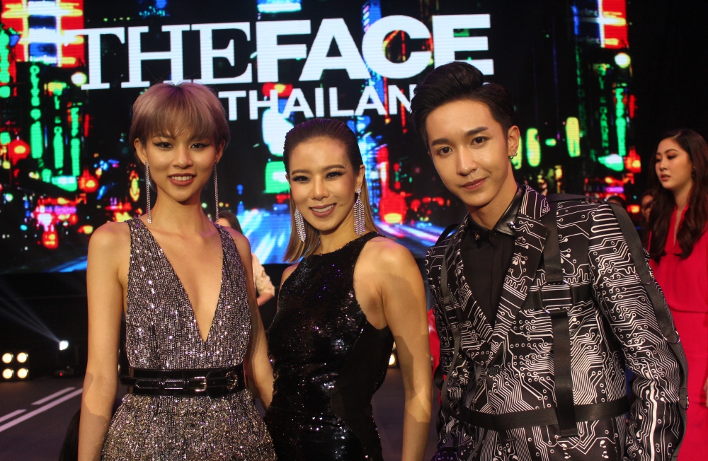 Quán quân "The Face Thailand 2017" ôm chặt và tiết lộ rất thích Phí ...