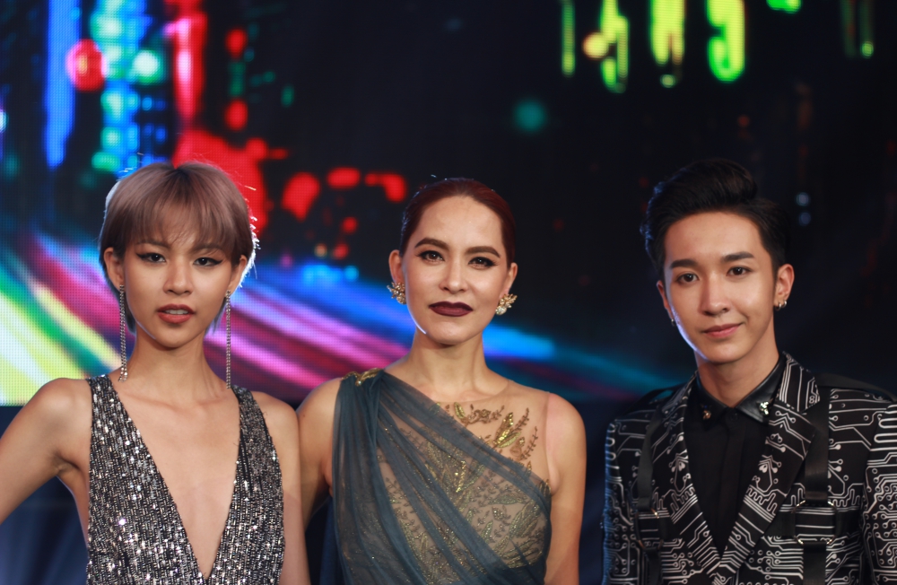 Quán quân "The Face Thailand 2017" ôm chặt và tiết lộ rất thích Phí ...