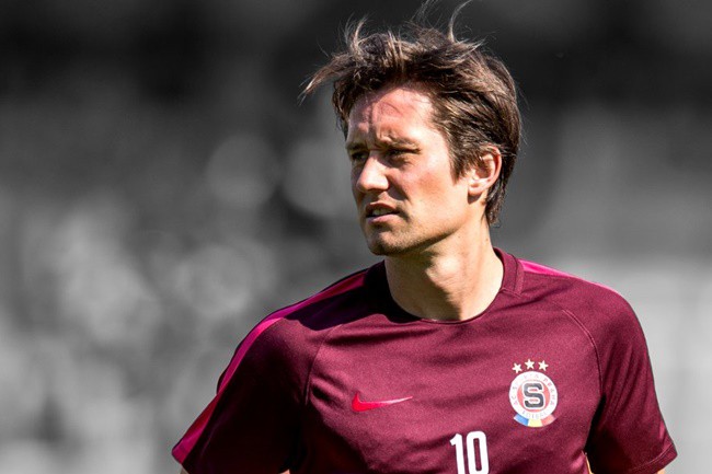 Cựu danh thủ Arsenal giải nghệ ở tuổi 37