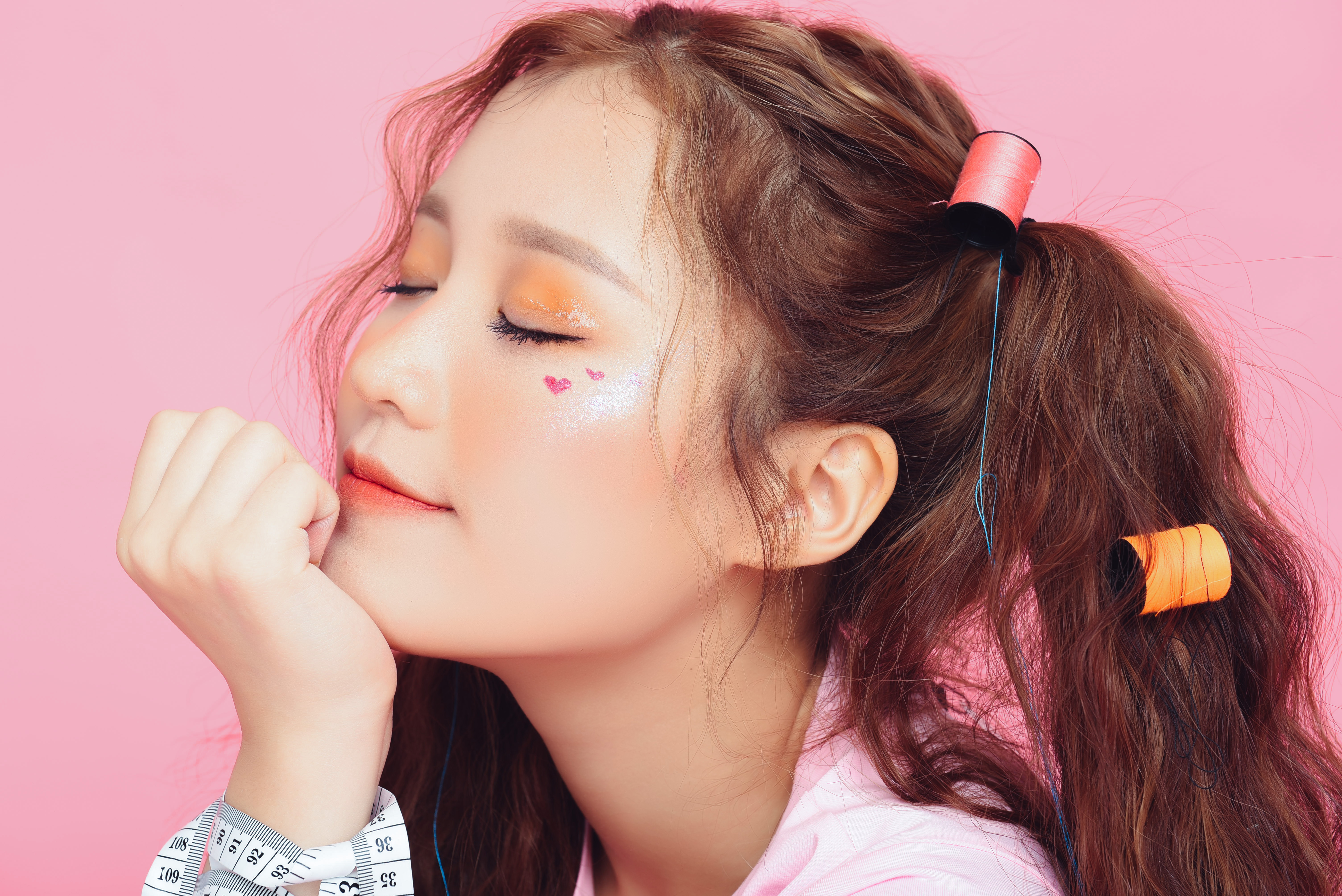 Han Sara chính thức hé lộ hình ảnh siêu đáng yêu của sản phẩm debut