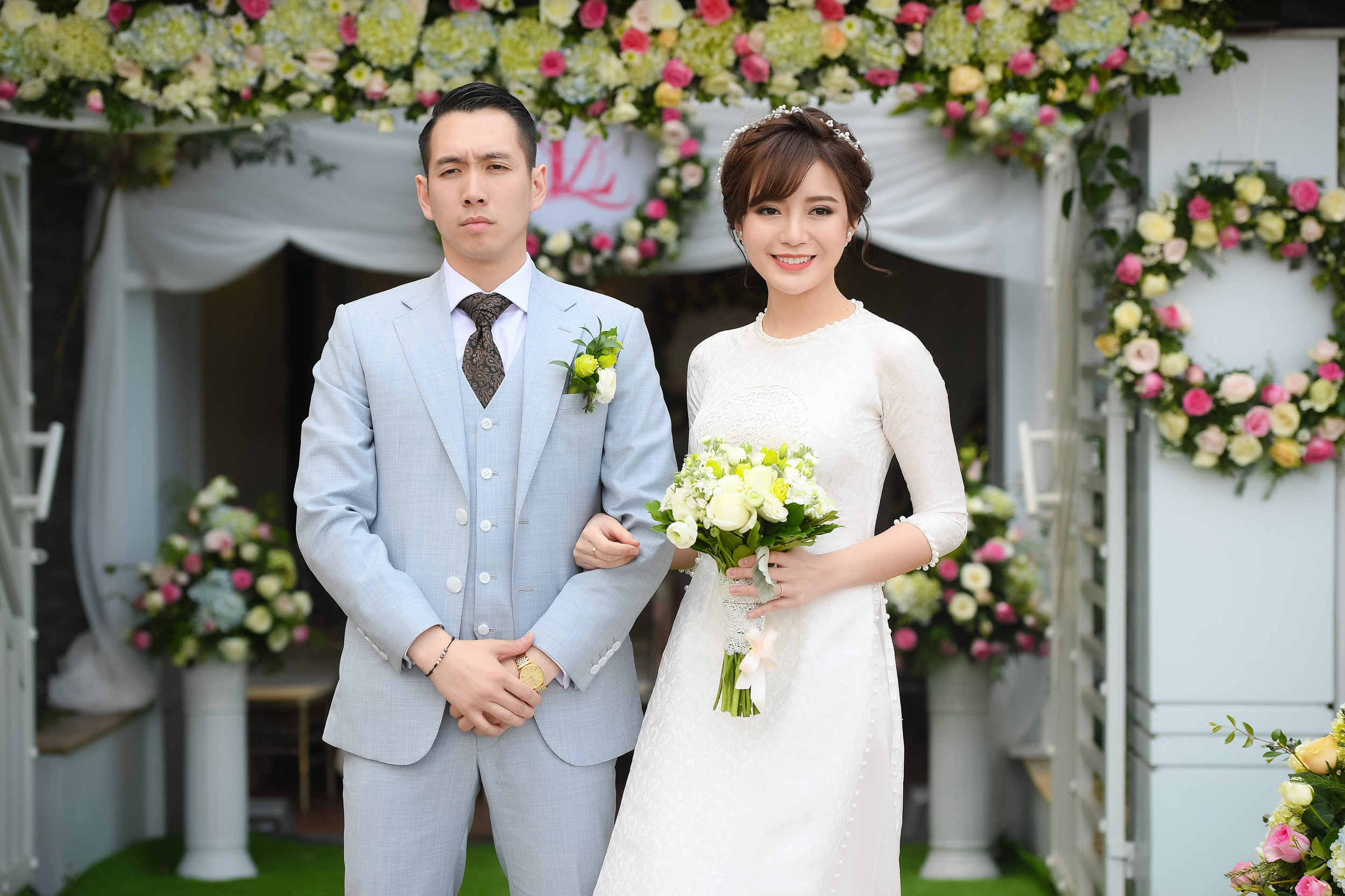 Những khoảnh khắc hạnh phúc ngọt ngào của Tú Linh và chồng trong đám cưới