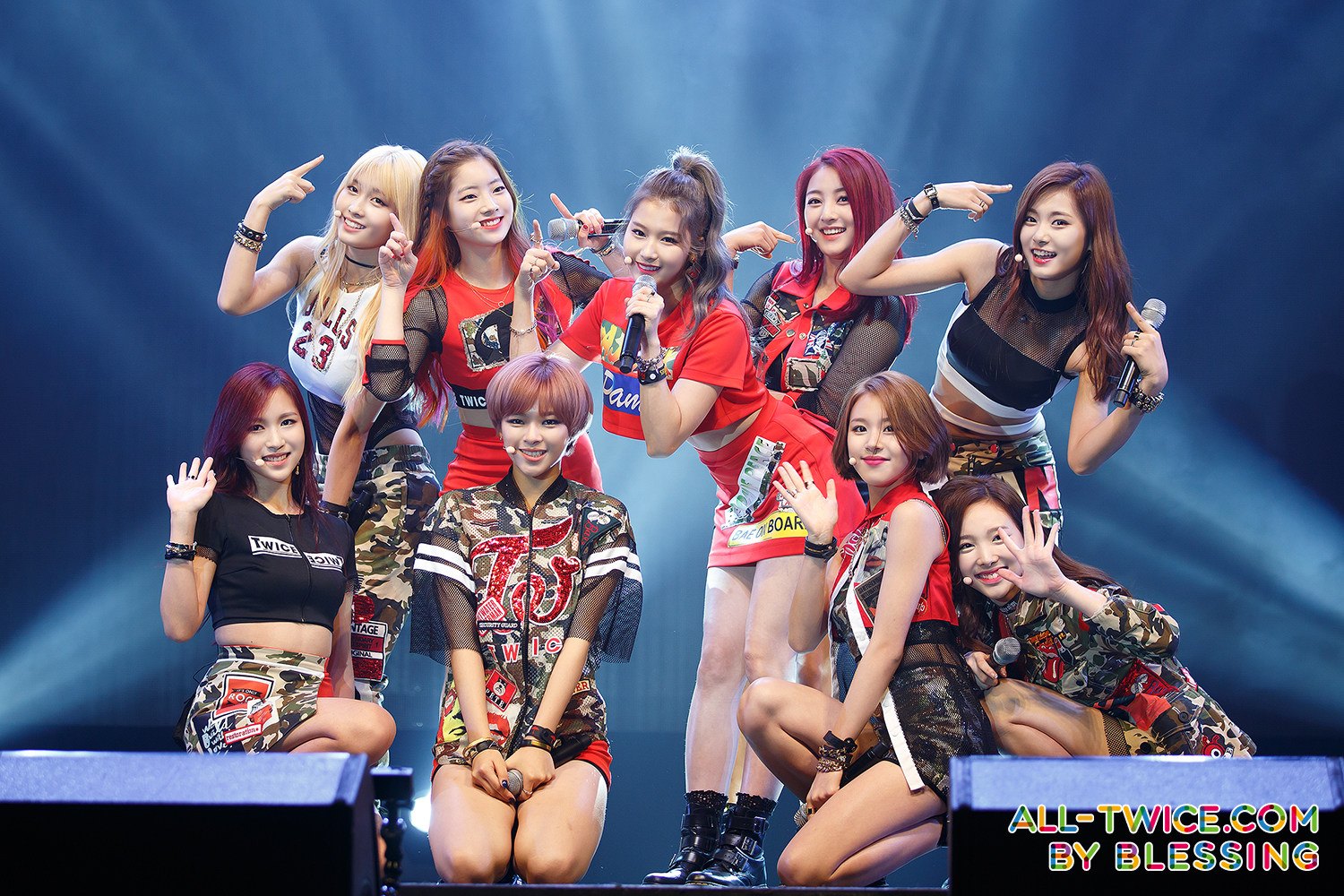 TWICE mà cứ diện 4 phong cách này là sân khấu bừng cháy, fan lại "đứ đừ"!
