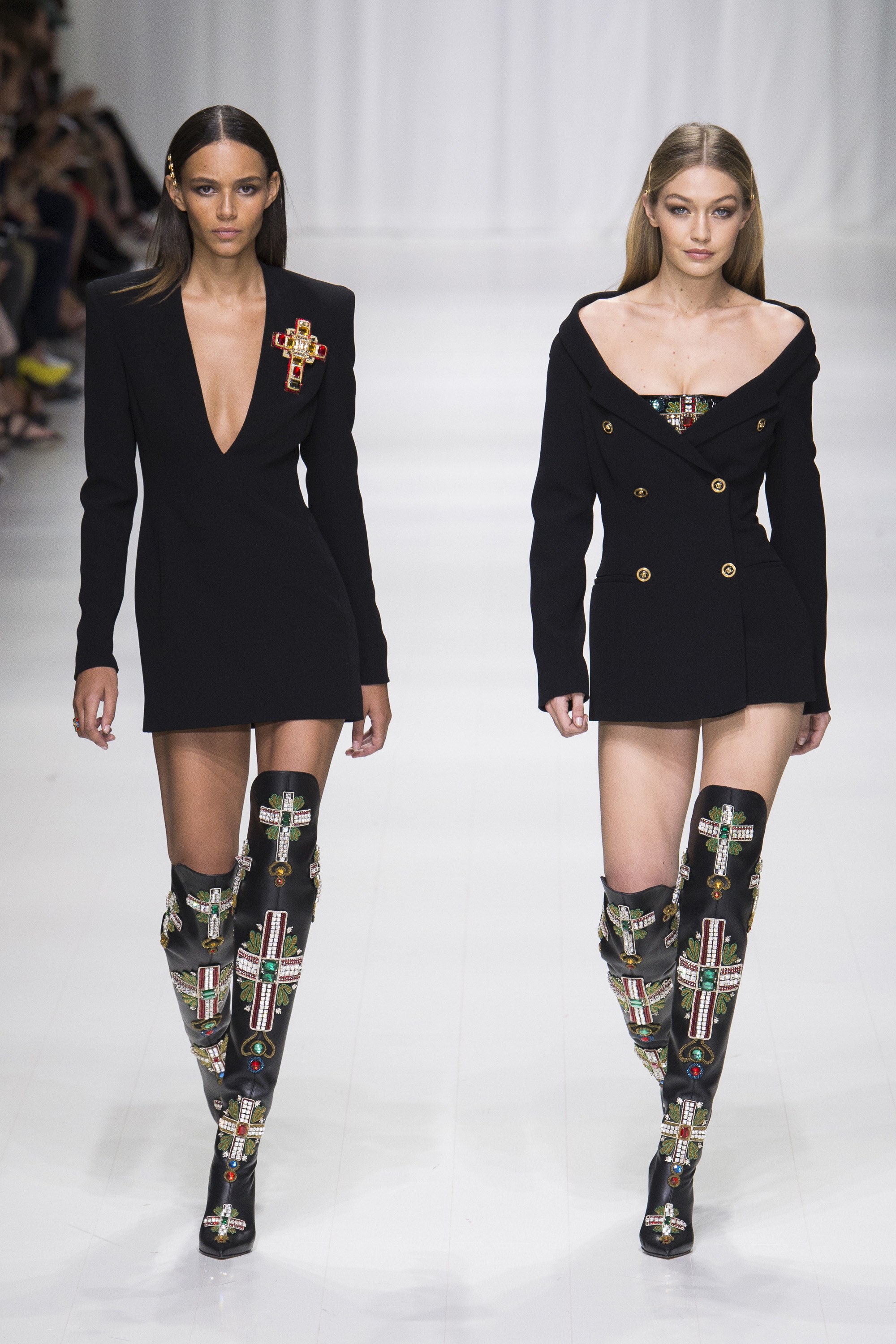 "Hội chị em bạn dì" siêu mẫu huyền thoại từ thời bố mẹ mình đã quy tụ ...