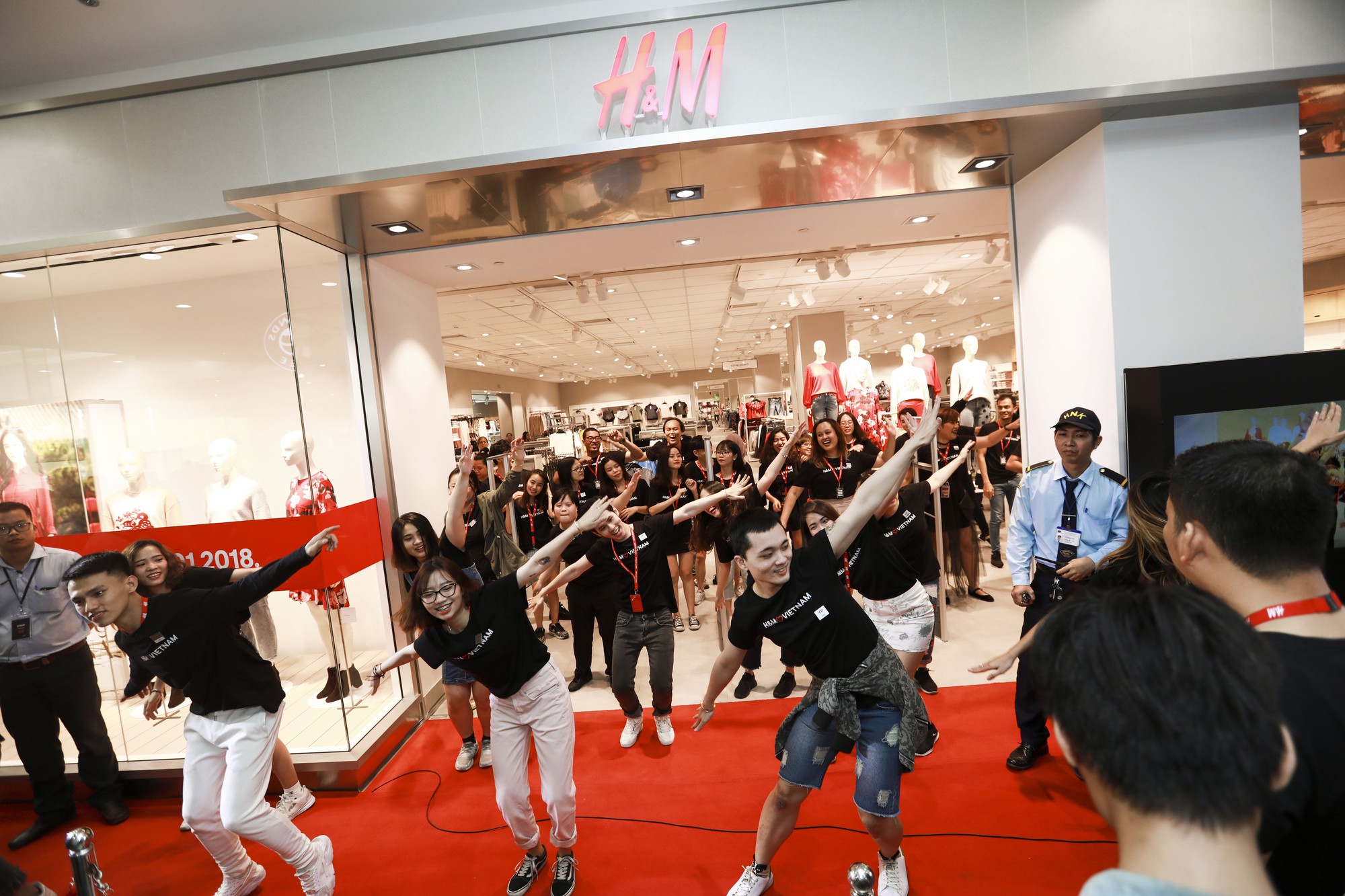 Hot: H&M Việt Nam khai trương cửa hàng thứ 3 tại Sài Gòn