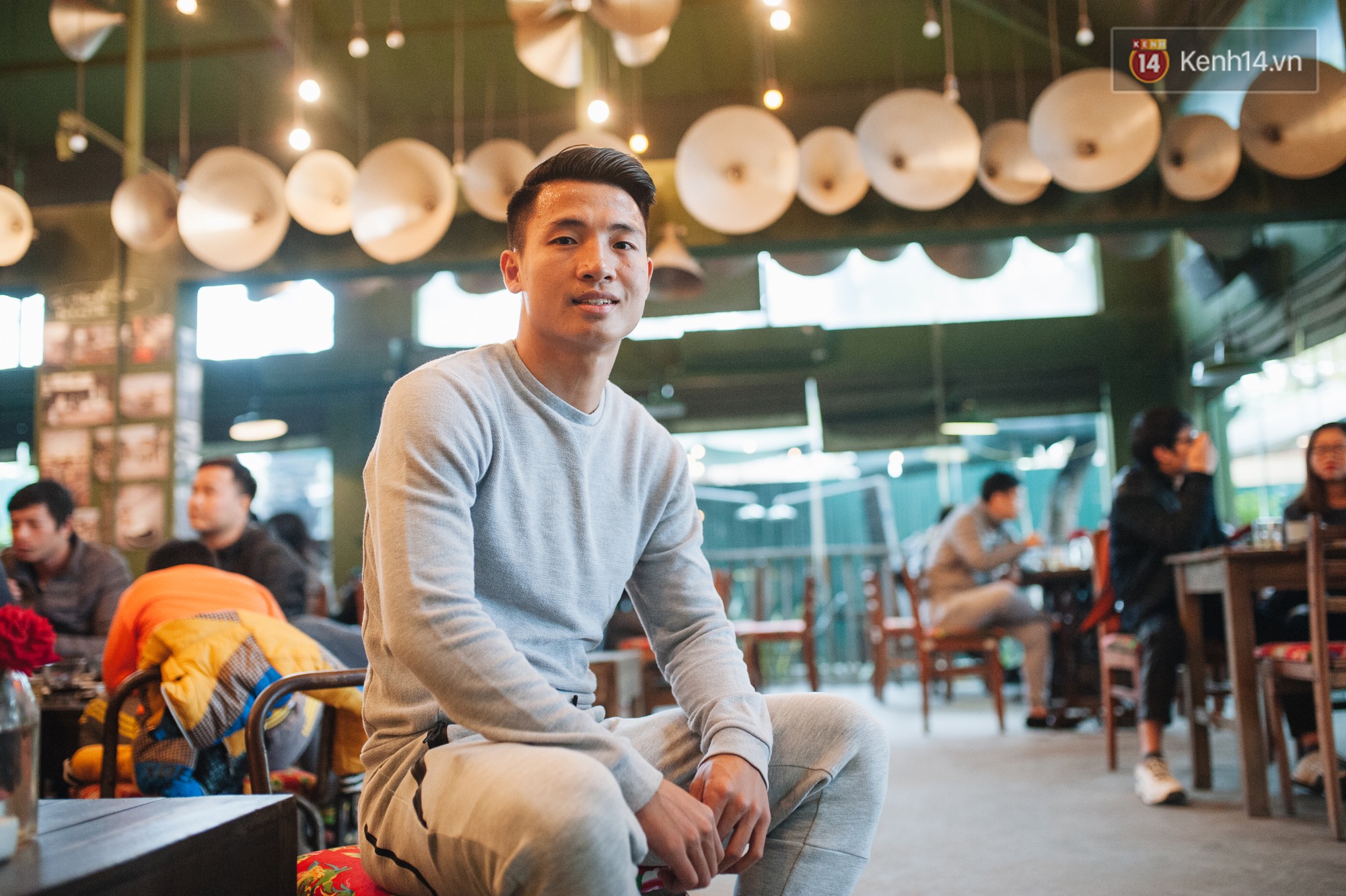 Trung vệ "8 múi" Bùi Tiến Dũng ngoài đời: Vẫn điển trai và nam tính lắm!