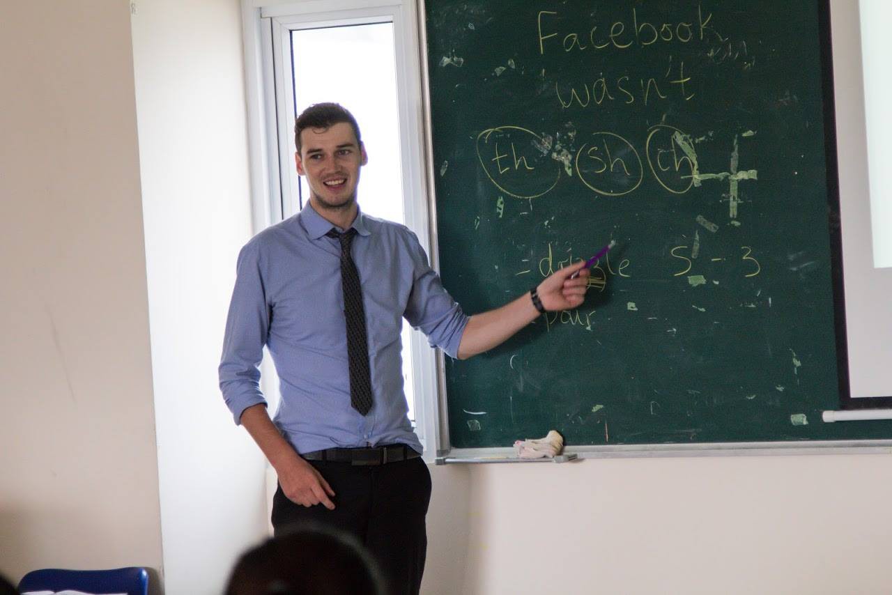 Những thầy giáo soái ca nổi tiếng do học sinh chụp lén: Đẹp trai, cao ...