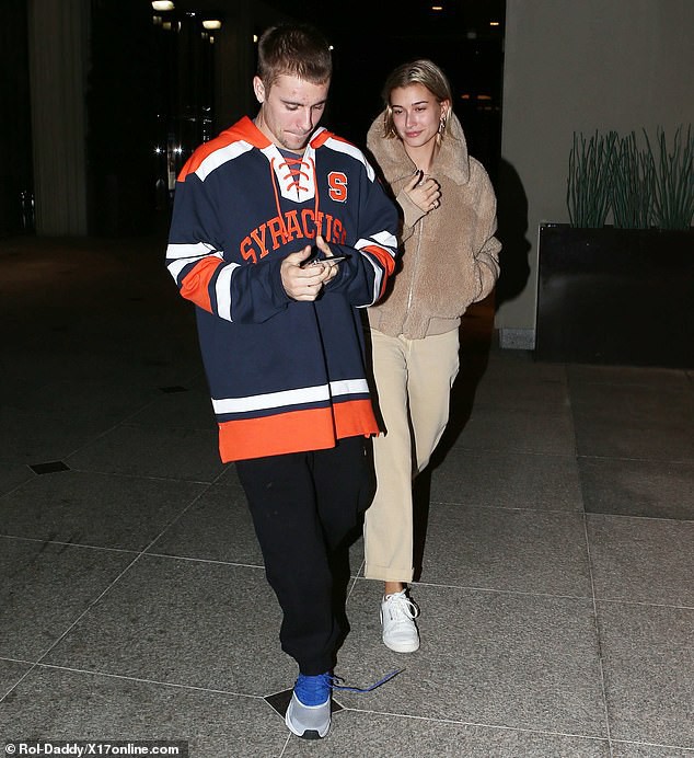 Justin Bieber vừa lè lưỡi vừa nắm tay bà xã Hailey đi hẹn hò