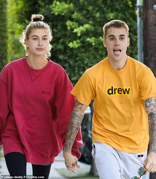 Justin Bieber vừa lè lưỡi vừa nắm tay bà xã Hailey đi hẹn hò