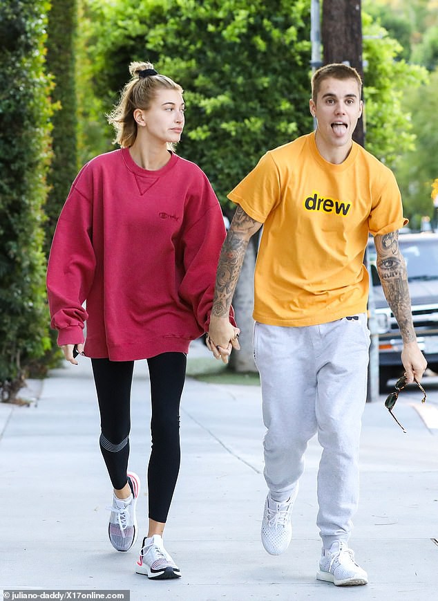 Justin Bieber vừa lè lưỡi vừa nắm tay bà xã Hailey đi hẹn hò