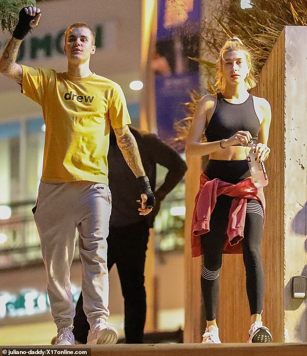 Justin Bieber vừa lè lưỡi vừa nắm tay bà xã Hailey đi hẹn hò