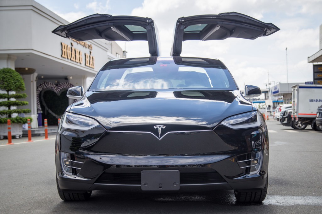 Xe điện Tesla lôi xe container lên dốc giữa trời mưa tuyết khiến cộng ...