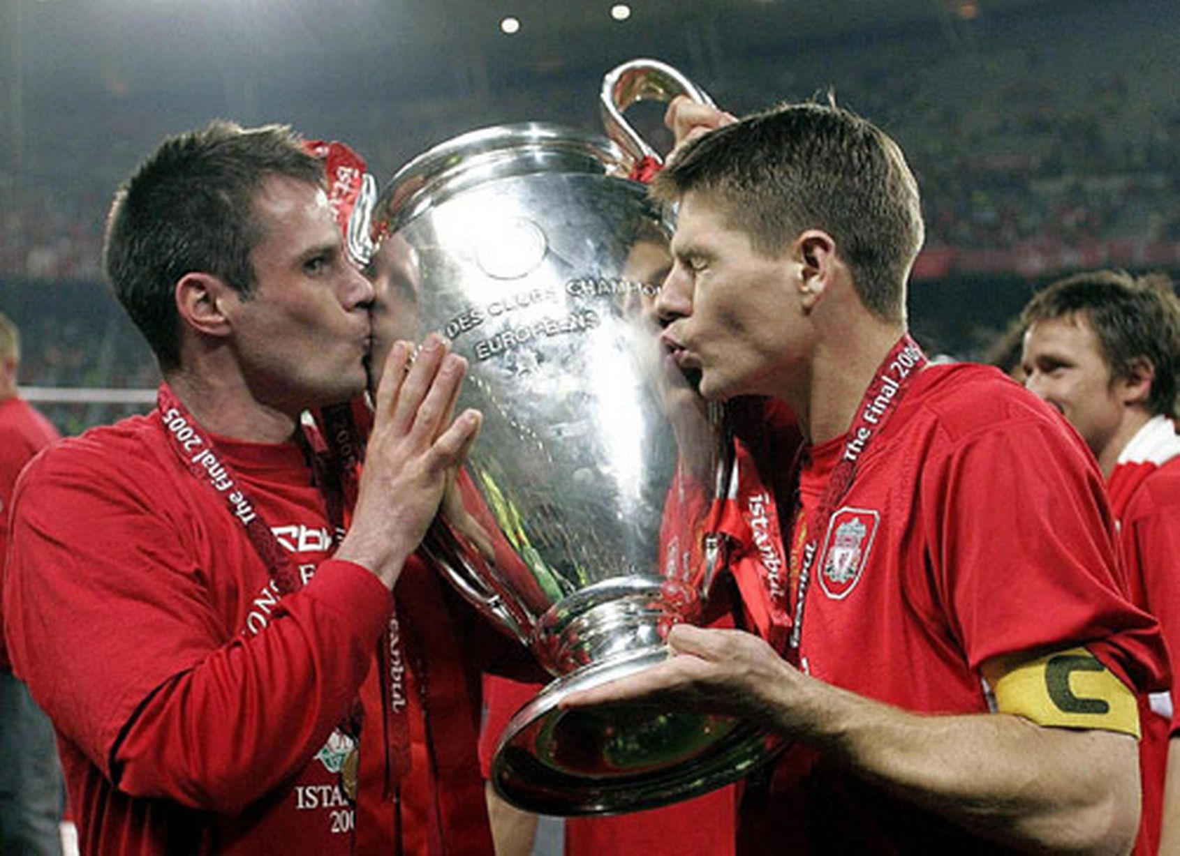 Huyền thoại Liverpool nhổ nước bọt vào mặt fan nữ 14 tuổi của Man Utd