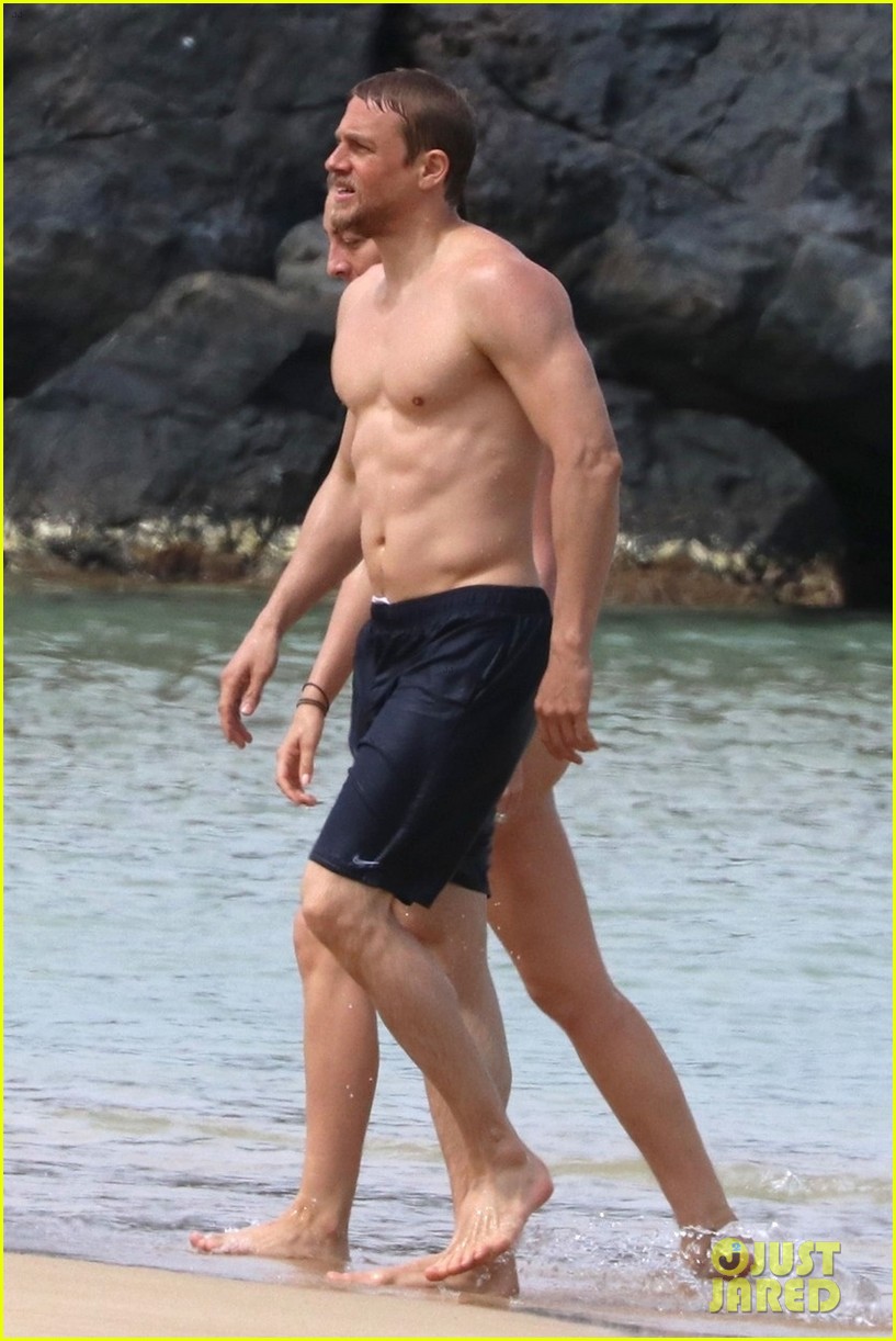 Tài tử "Pacific Rim" khoe body gợi cảm, nhưng biểu hiện "lạ" ở vùng kín ...