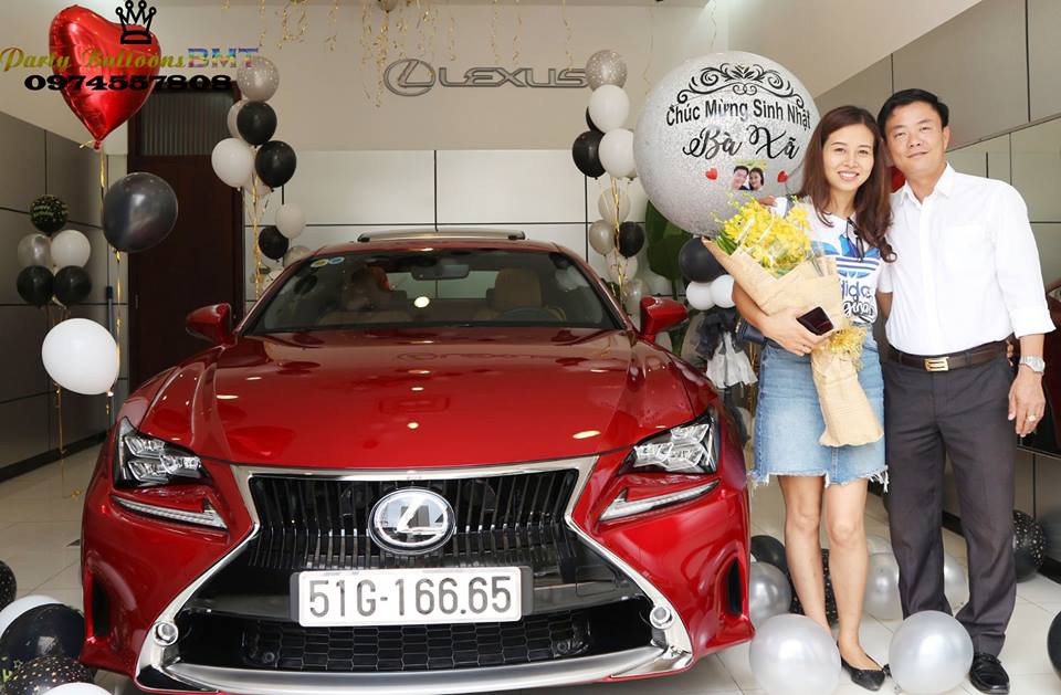 Chồng tâm lý tặng vợ xe hơi Lexus nhân ngày sinh nhật, đã thế còn trang ...