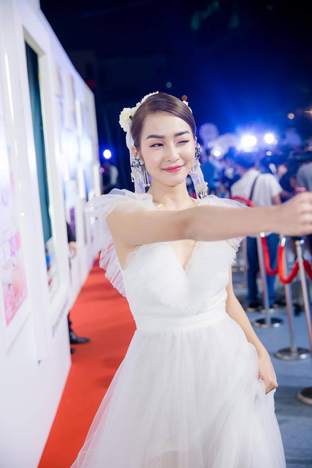 May mà Khả Ngân xinh nên mới không bị đôi khuyên to đùng và hoa cài đầu ...