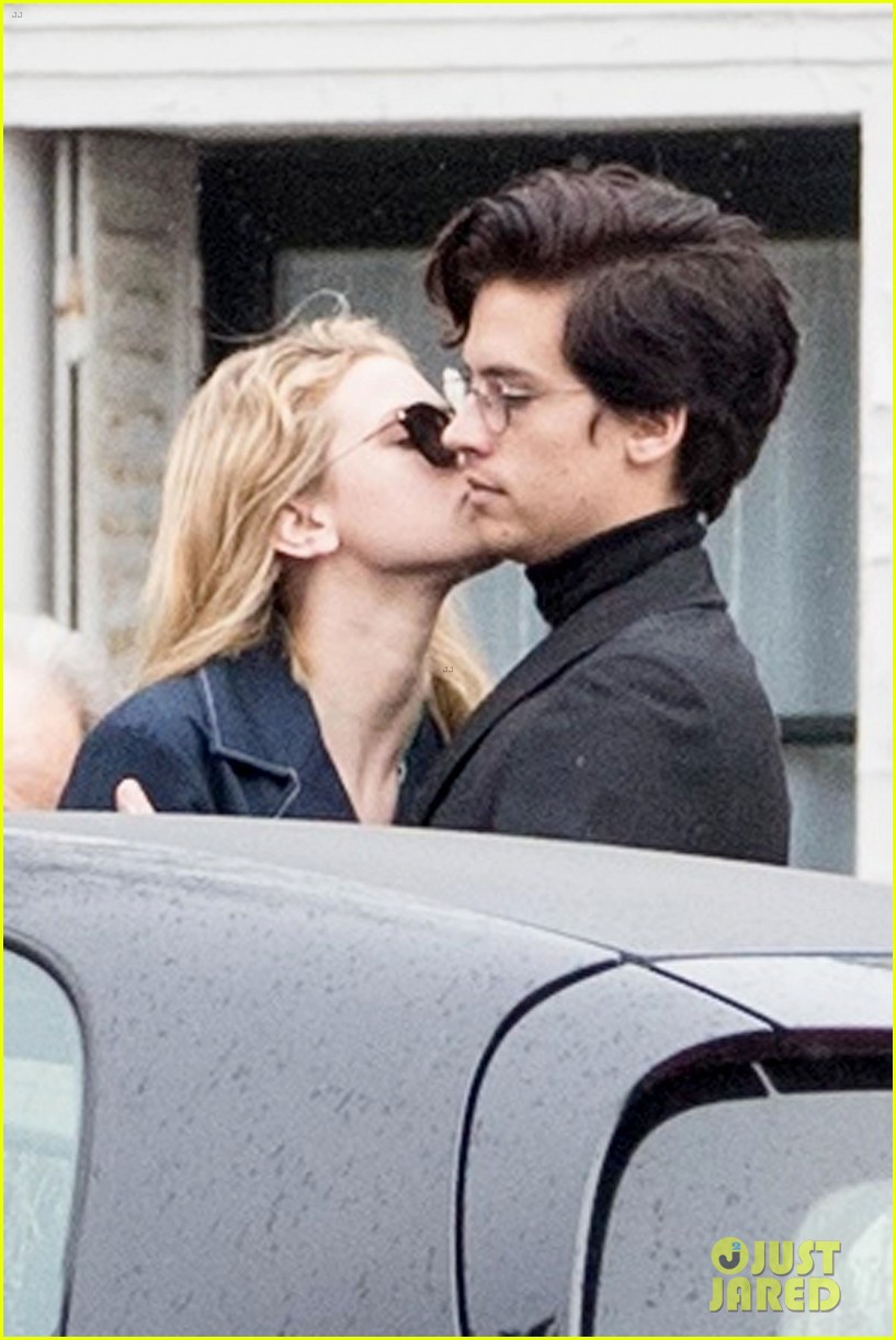 Cole Sprouse công khai hôn bạn gái Lili Reinhart cực xinh đẹp