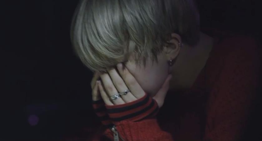 Jimin (BTS) bật khóc trong hậu trường vì một lỗi fan còn chẳng nhận ra