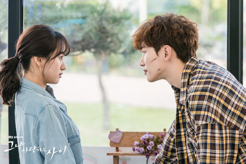 "Just Between Lovers": Ý tưởng hay nhưng vẫn "xịt" vì làm chưa tới