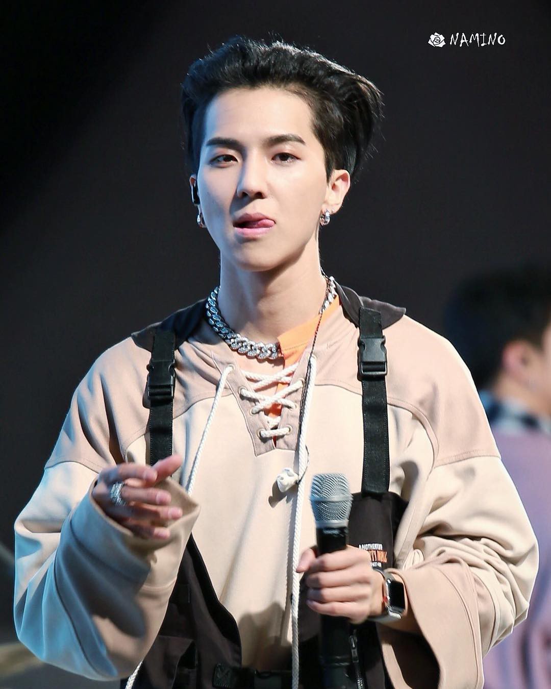 Mino (WINNER) bị ném đá khi chọn fan may mắn mặc quần chíp trùng màu ...