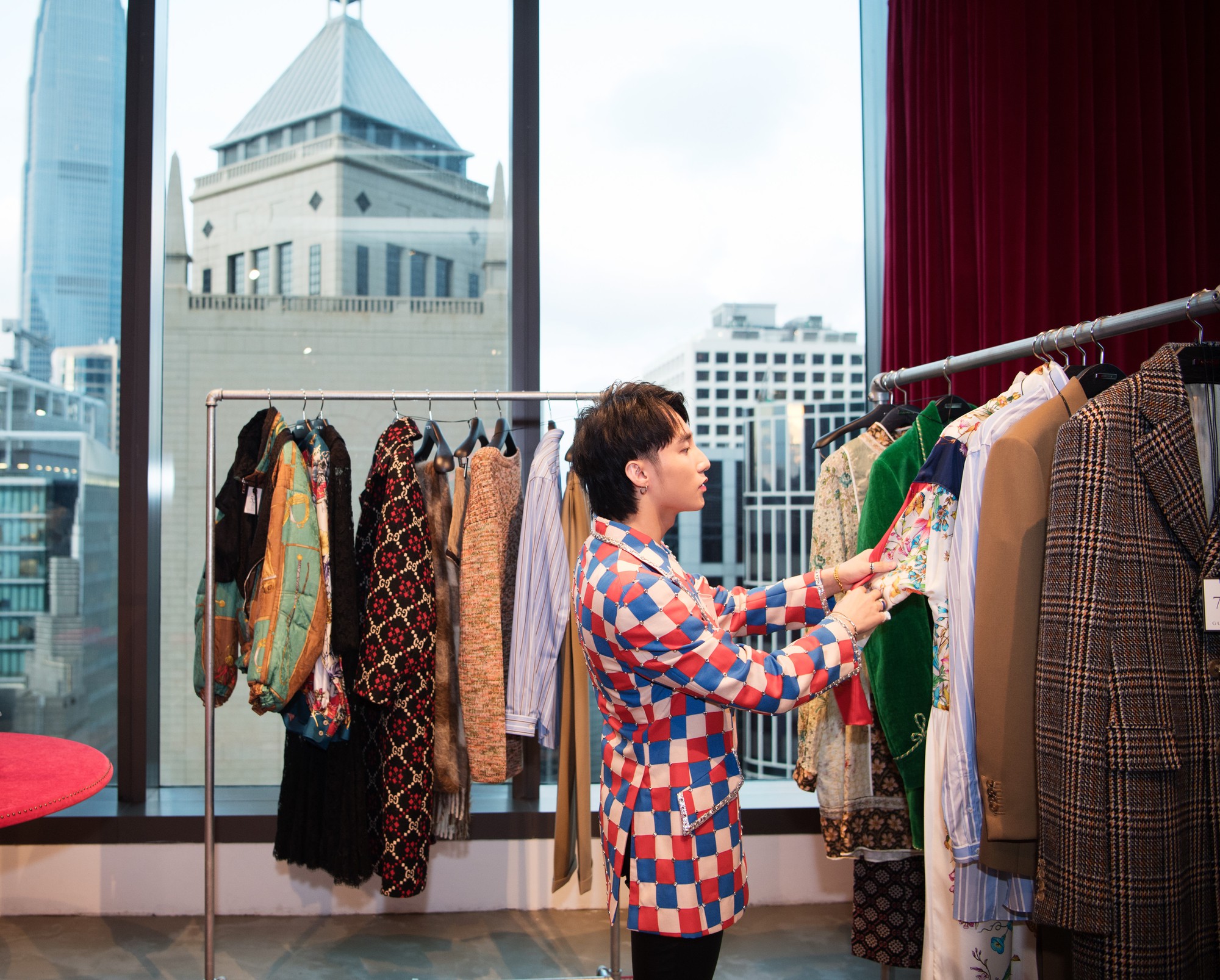 Sơn Tùng M-TP chất muốn lịm người khi đi dự triển lãm Thu/Đông 2018 của ...