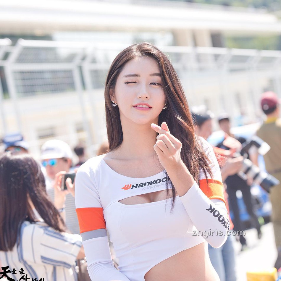 Người mẫu Im Sol Ah bất ngờ "sốt xình xịch" tại Trung với vòng một đốt mắt