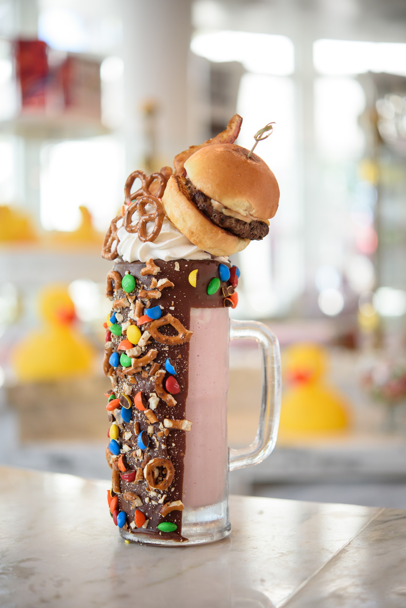 Khám phá món Bacon Cheeseburger Milkshake độc lạ ở cửa hàng tráng miệng ...