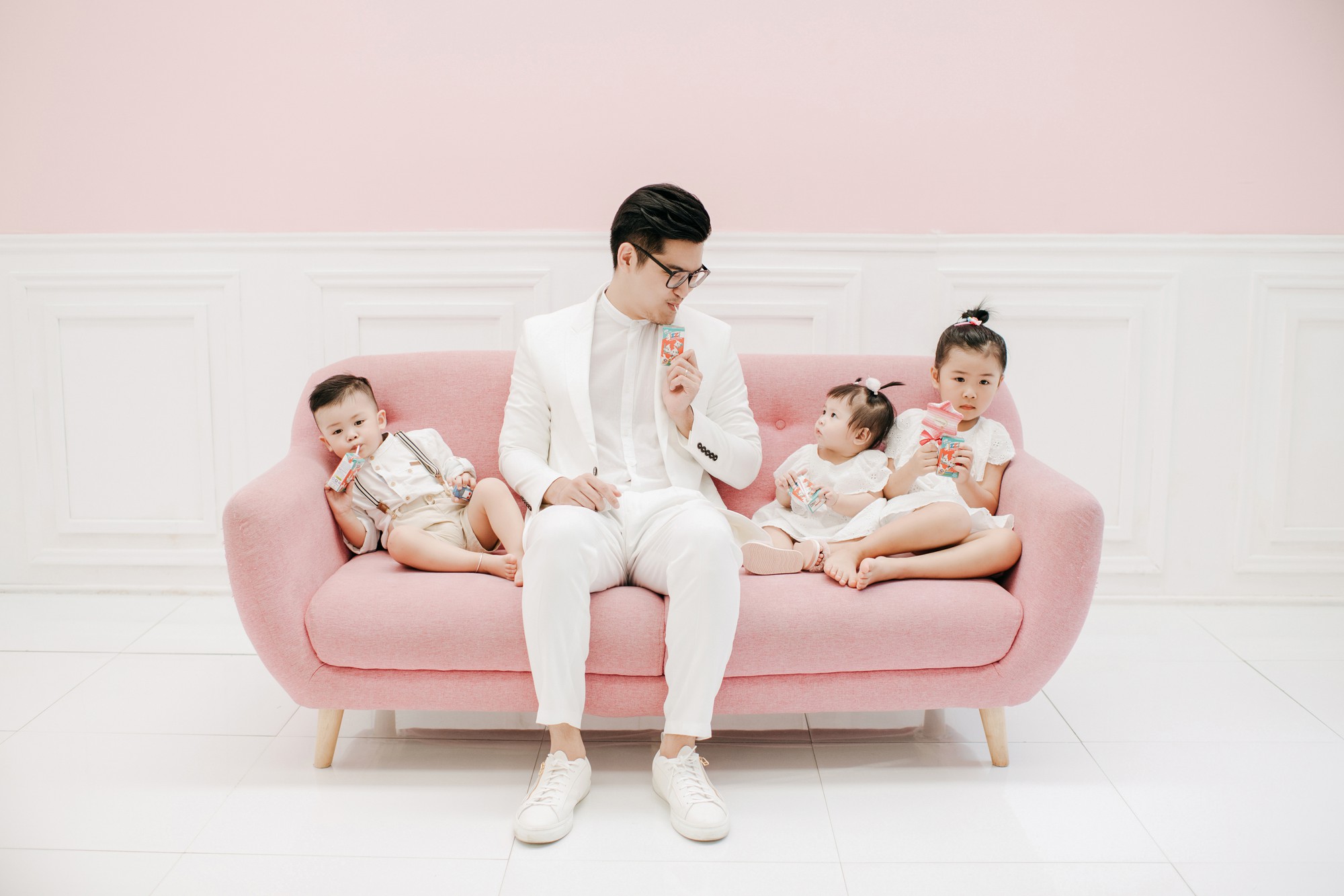 Nhà văn Gào bất ngờ khoe ảnh cưới siêu hạnh phúc cùng chồng và 3 em bé