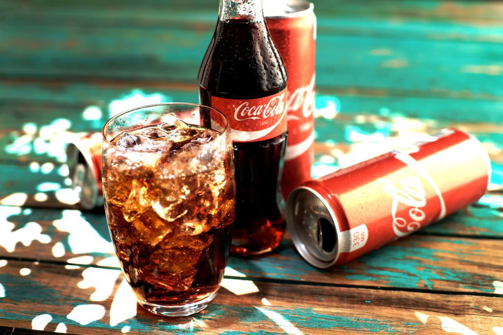 Trung Quốc: Nhặt chai Coca lạnh vừa đánh rơi xuống đất, thanh niên bị ...