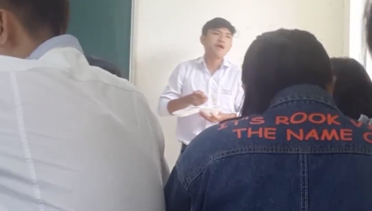 Nam Sinh ăn Vụng Xôi Trong Lớp Bị Thầy Bắt Quả Tang Và đây Là Cách 7129