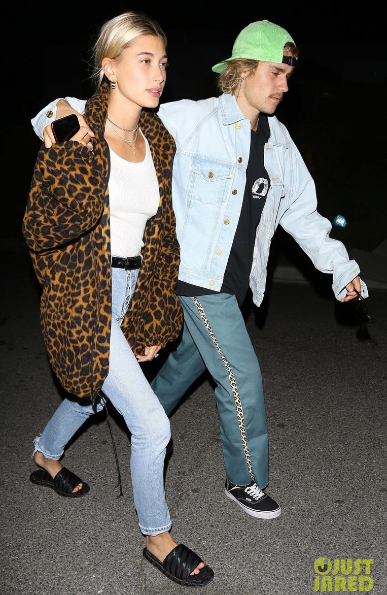 Cùng tay trong tay xuống phố tuần qua, cặp đôi của Justin Bieber hay ...