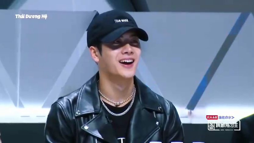 Biểu cảm khác biệt của Jackson (GOT7) & Lay (EXO) khi xem thí sinh ...