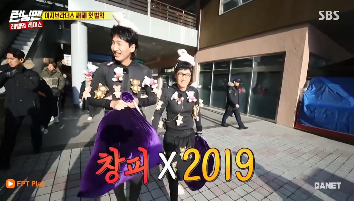 Running Man 433: Lee Kwang Soo, Ji Suk Jin thực hiện hình phạt đầu năm