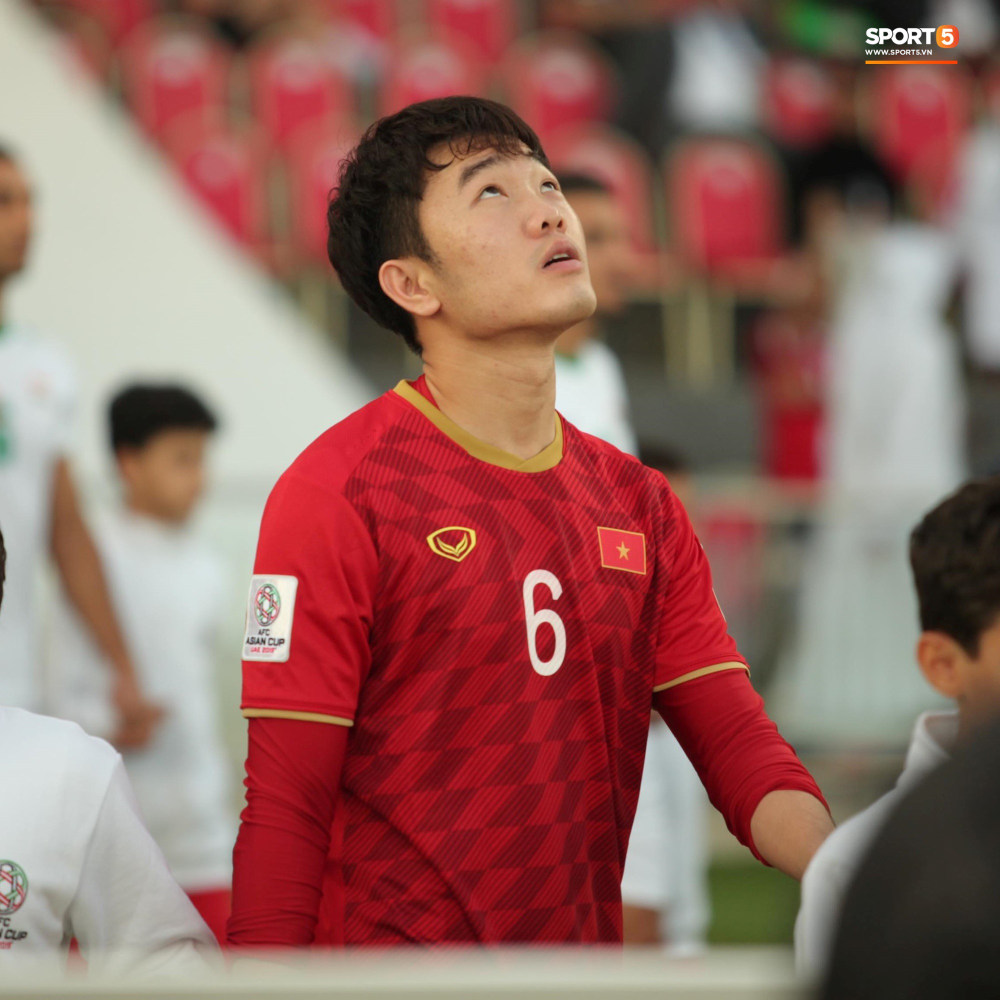 Xuân Trường cúi đầu xúc động trước quốc kỳ Việt Nam tại Asian Cup 2019