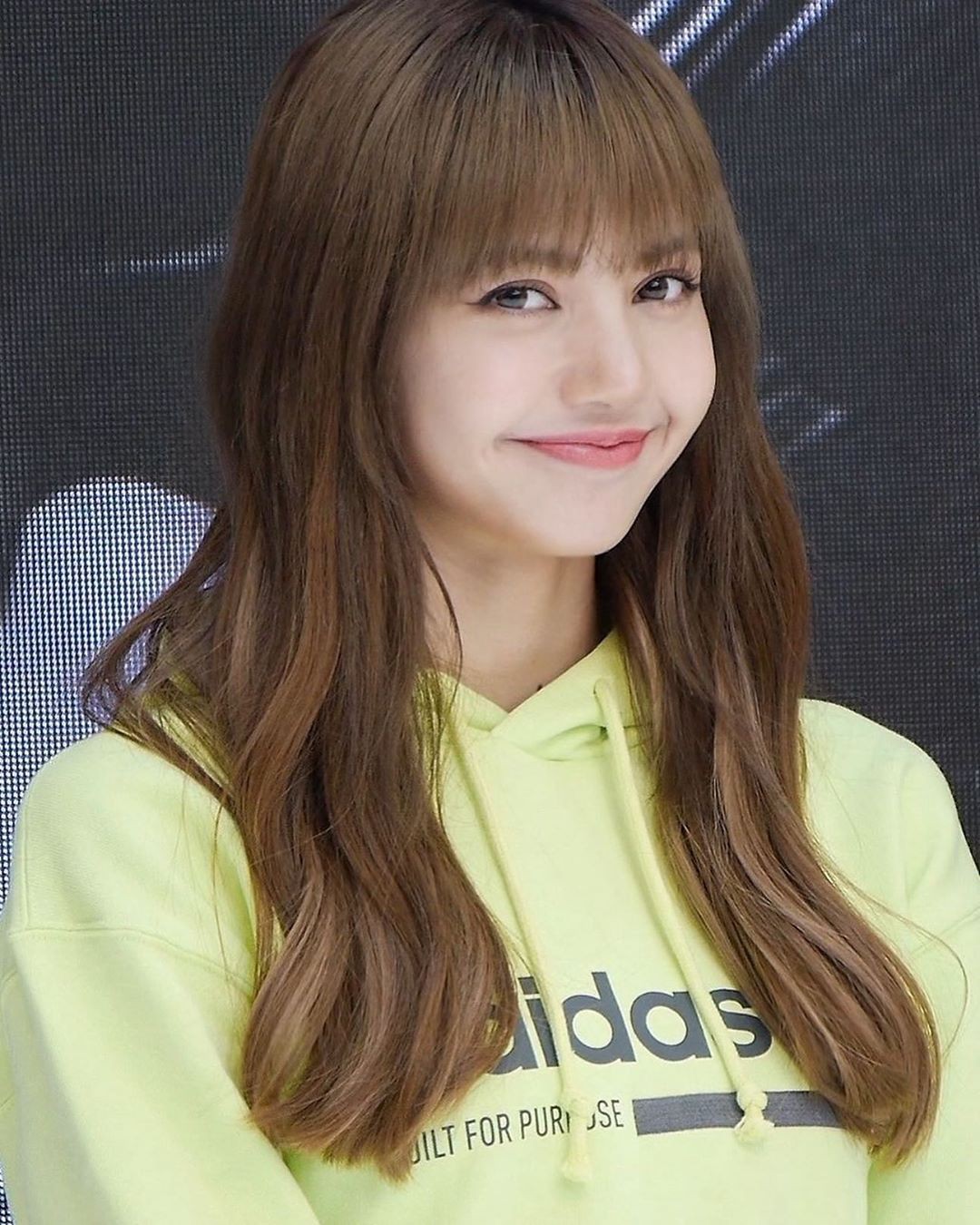 Rất hay tô son nhạt như vừa mới ăn một bữa ra trò, may sao đó là Lisa ...