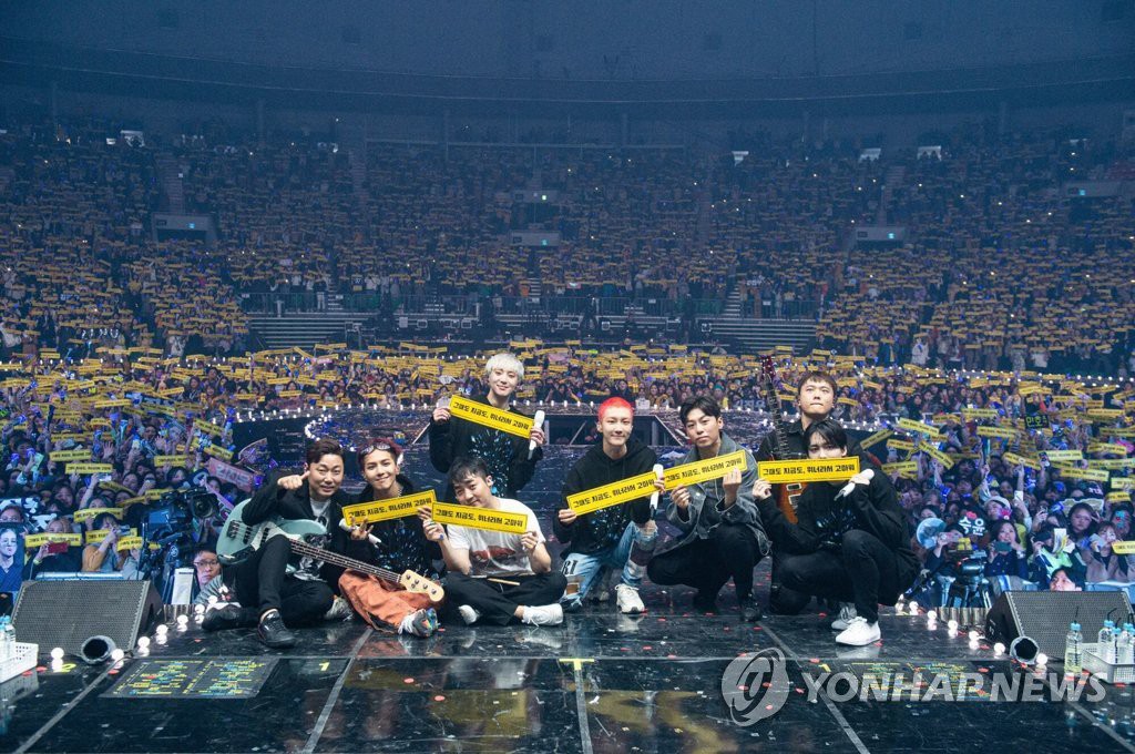 Concert kết thúc rồi mà fan vẫn cứ ở lại, trưởng nhóm WINNER ra "đuổi ...