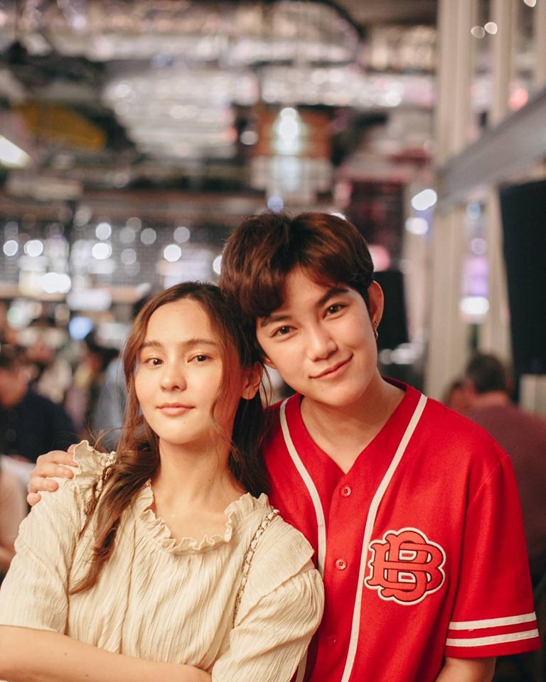 Bộ đôi bách hợp "Yes Or No" Aom Sushar và Tina Jittaleela rủ nhau đi đu ...