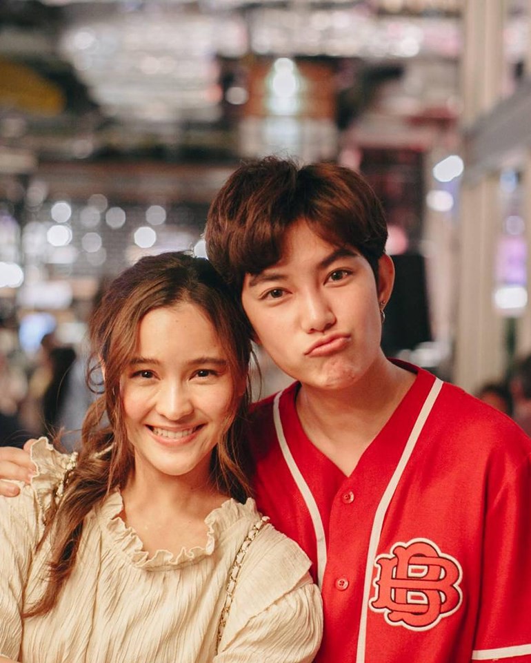 Bộ đôi bách hợp "Yes Or No" Aom Sushar và Tina Jittaleela rủ nhau đi đu ...