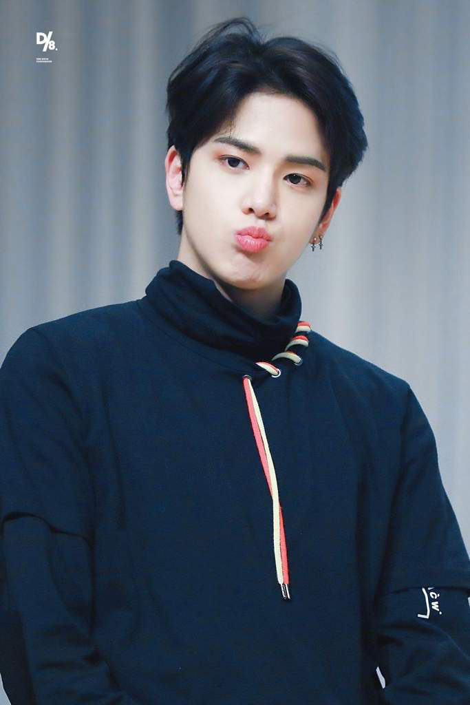 Thành viên The Boyz té cầu thang phải đóng băng hoạt động