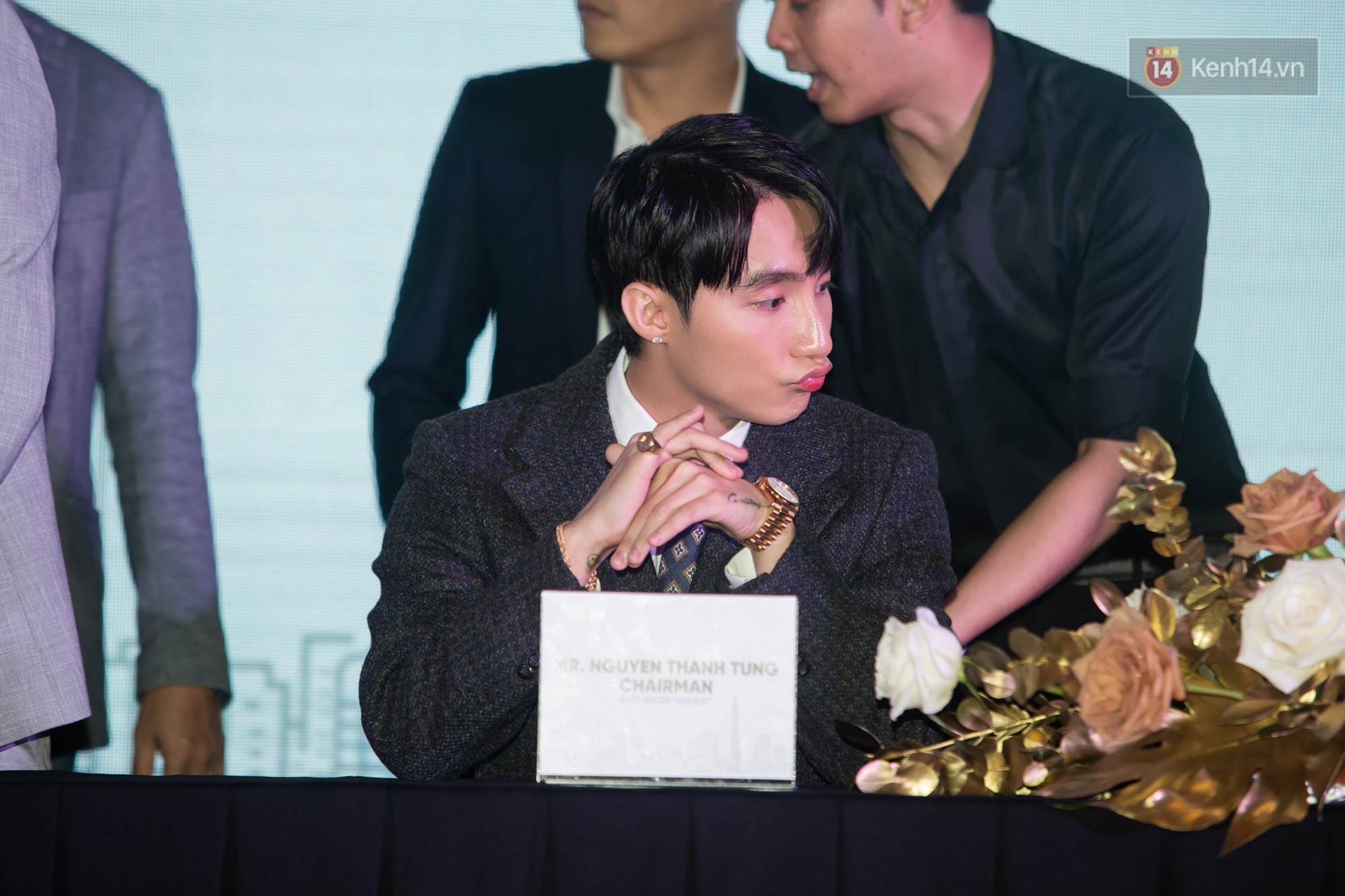 Chủ tịch Nguyễn Thanh Tùng (Aka Sơn Tùng M-TP) chống gậy ba toong đi dự ...