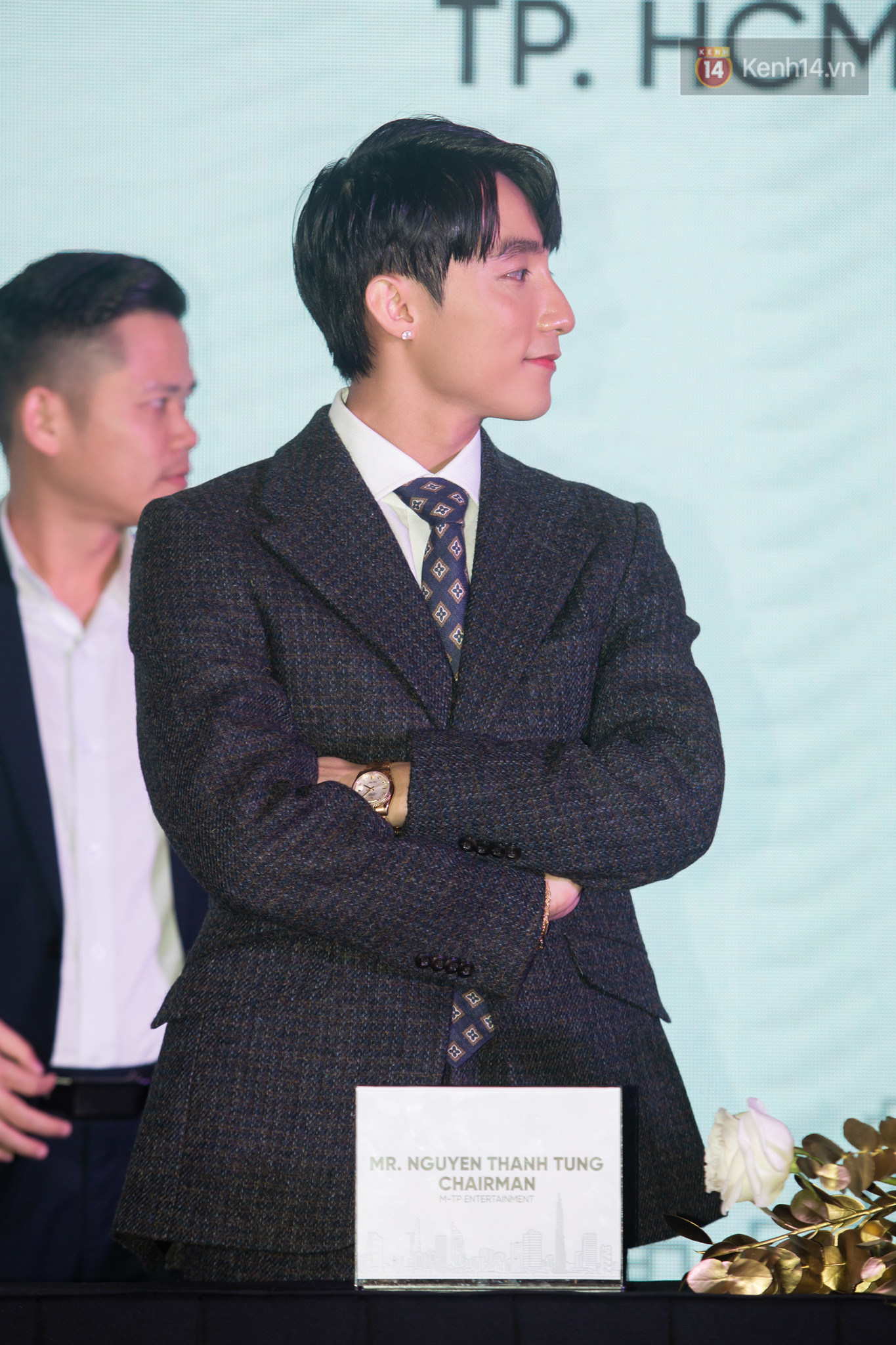 Chủ tịch Nguyễn Thanh Tùng (Aka Sơn Tùng M-TP) chống gậy ba toong đi dự ...