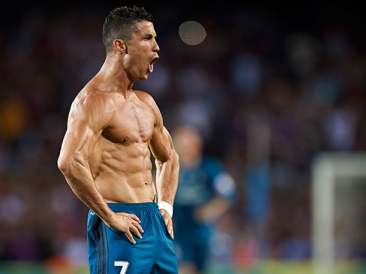 Không ngừng khoe body chuẩn đét, Ronaldo khiến đồng đội tự ti đến mức ...