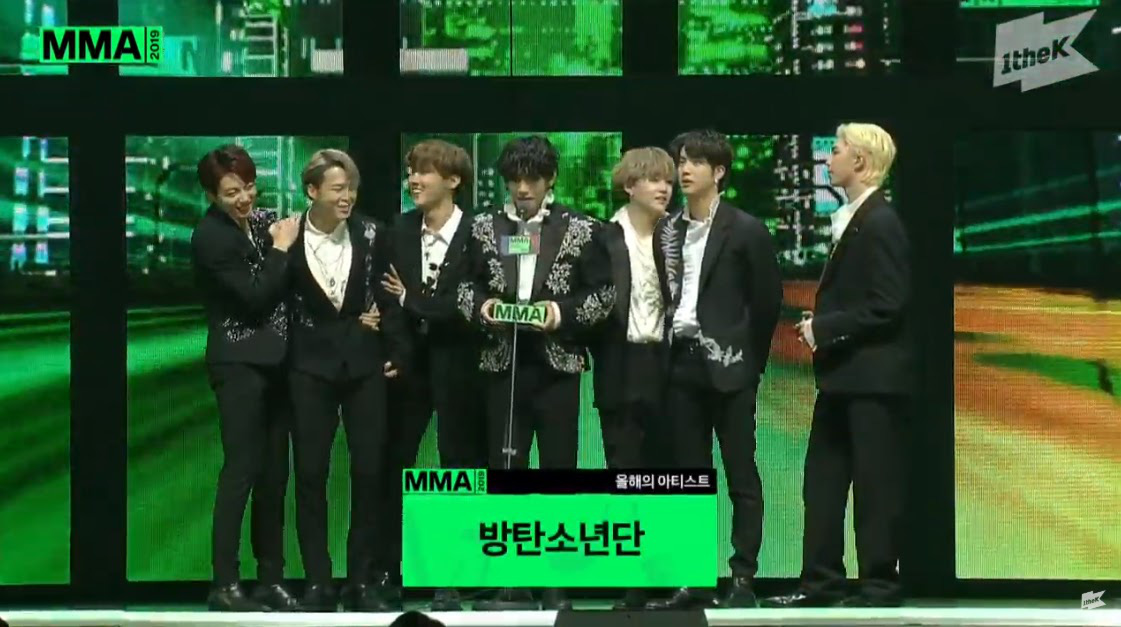 Màn đụng độ hot nhất MMA tối qua: Khi chủ tịch V (BTS) gặp phó chủ tịch ...