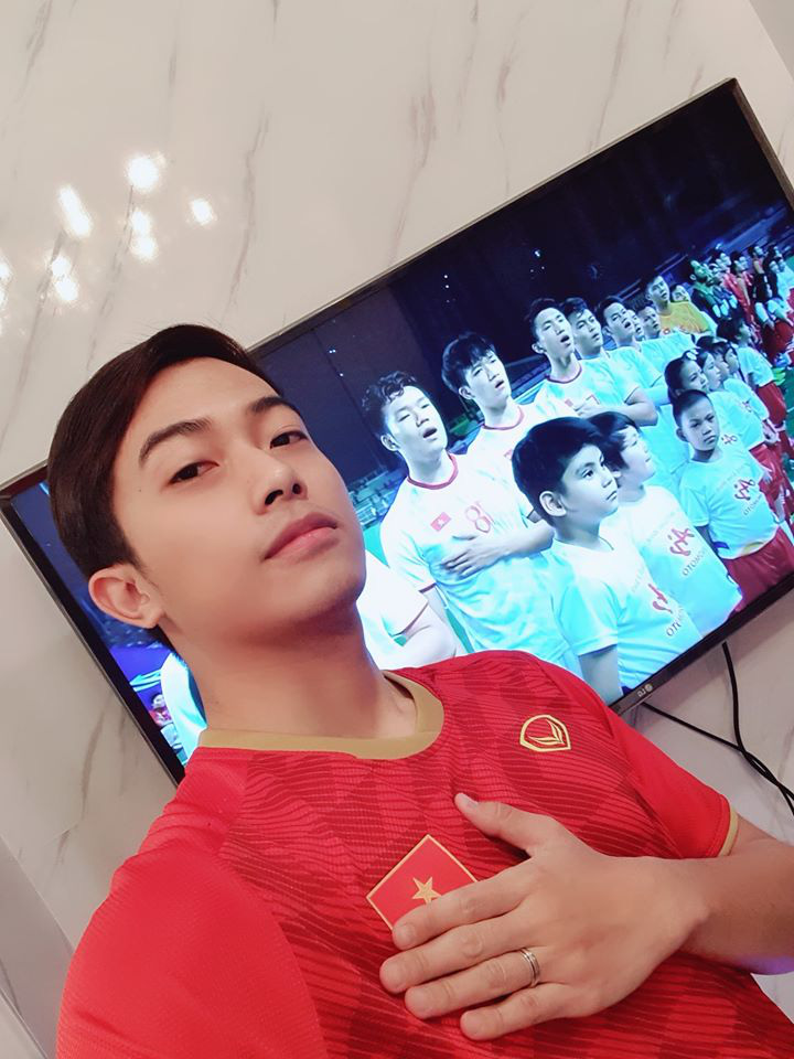 Sau chiến thắng của U22 Việt Nam, thầy Ba ra đường đi "bão", Độ Mixi mở ...