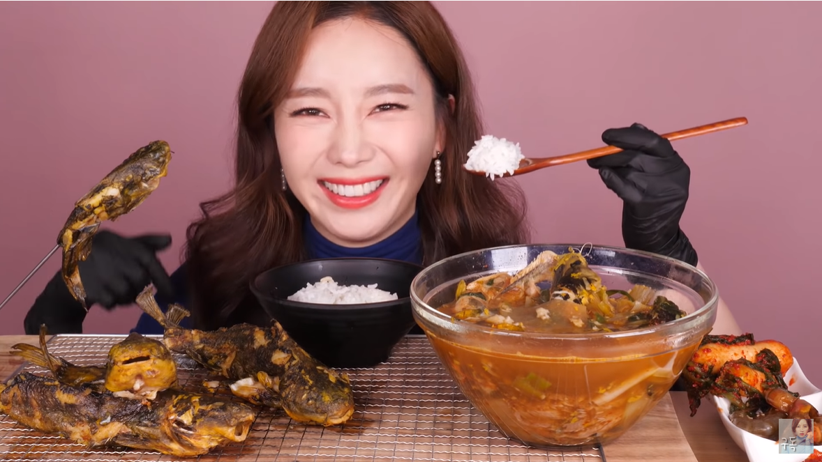 Những tưởng chỉ chật vật với cá to, nào ngờ cá nhỏ cũng khiến Youtuber ...