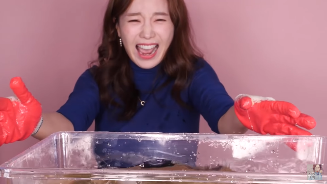Những tưởng chỉ chật vật với cá to, nào ngờ cá nhỏ cũng khiến Youtuber ...