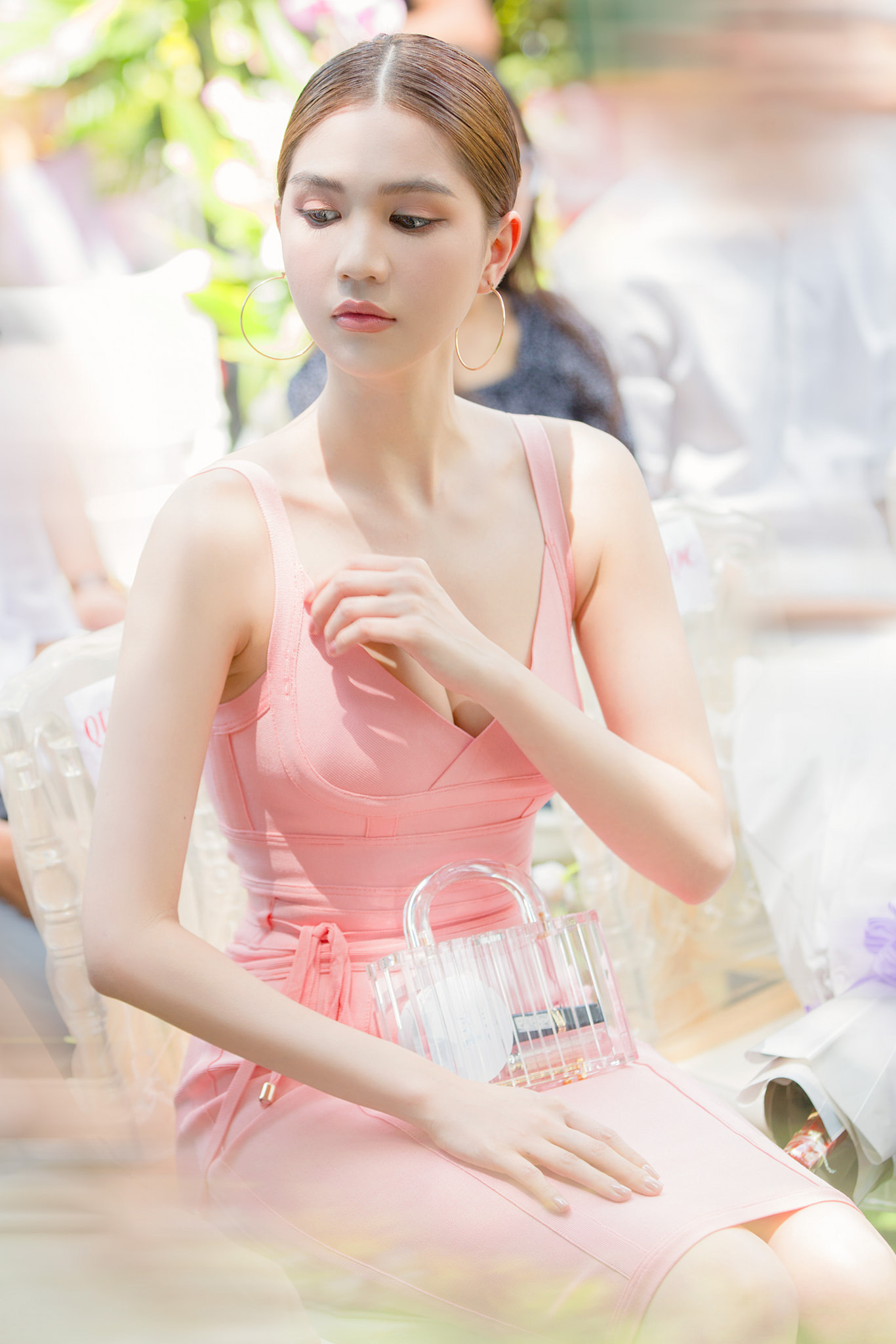 Nghĩ Mà Tội Vòng 1 Của Ngọc Trinh Bị Chính Chủ Nhiều Lần Diện đầm O ép
