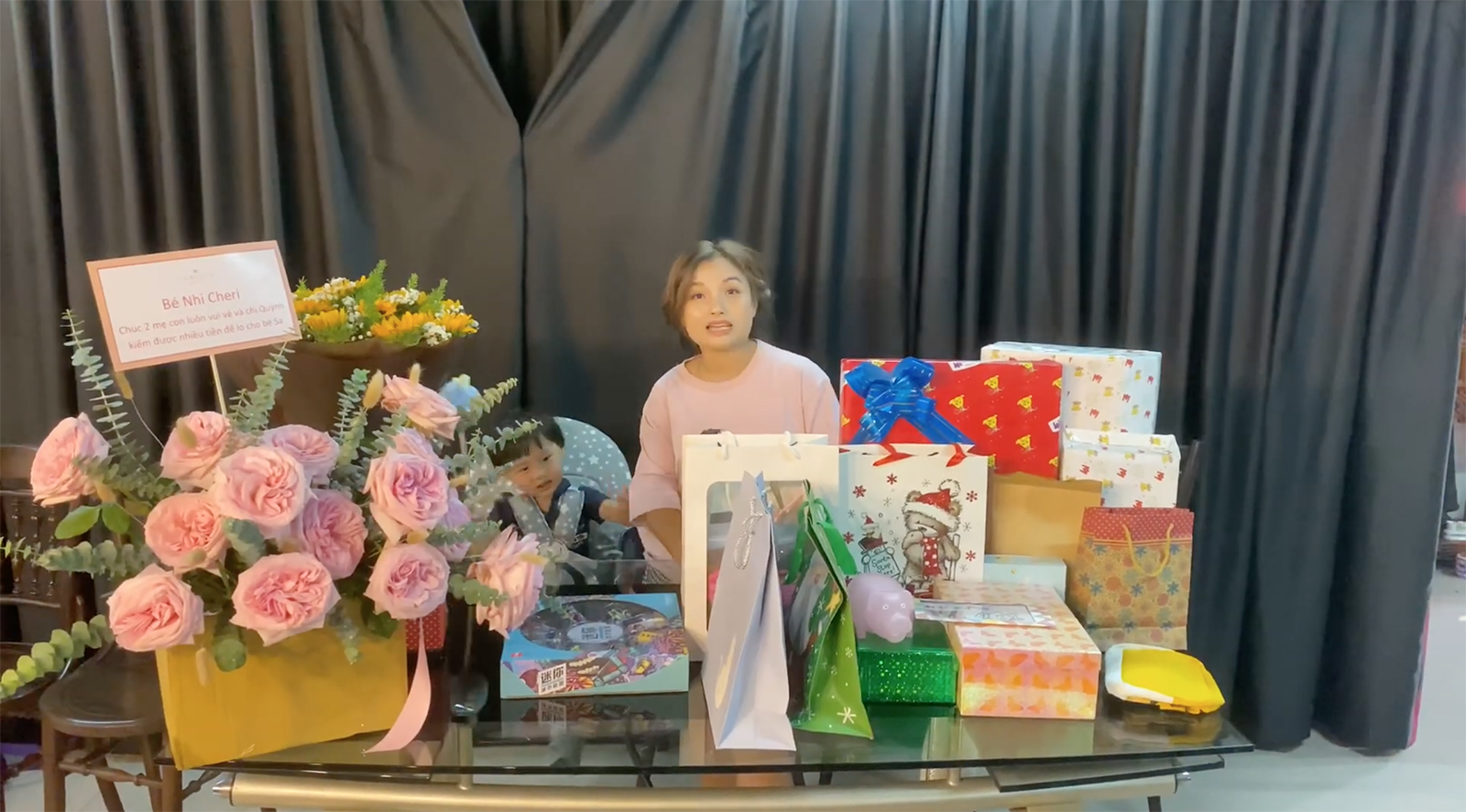 Mẹ con bé Sa khui quà cùng Quang Trung và vợ chồng Cris Phan, bất ngờ ...